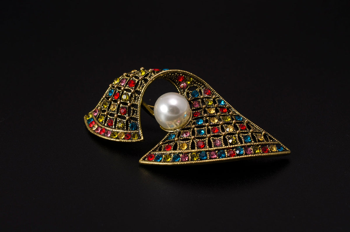 This article chronicles the life and jewellery of the esteemed Art Deco ...